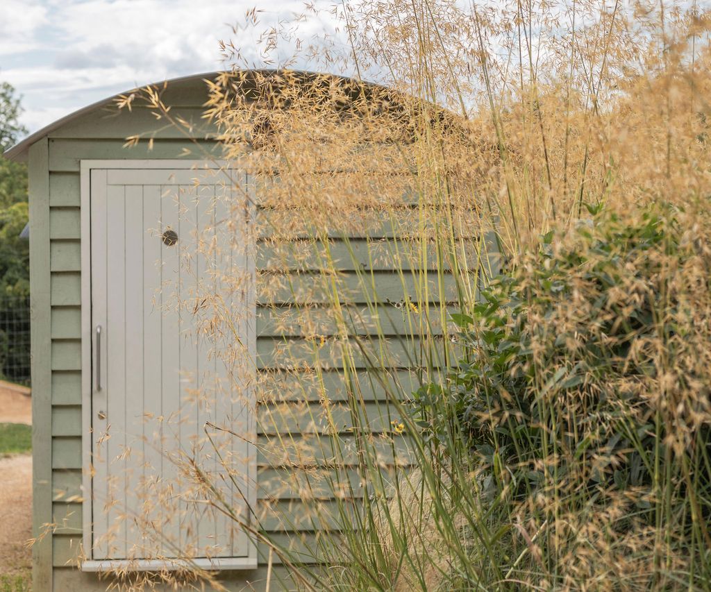 How to make a backyard look bigger: 8 space-enhancing tricks | Homes ...