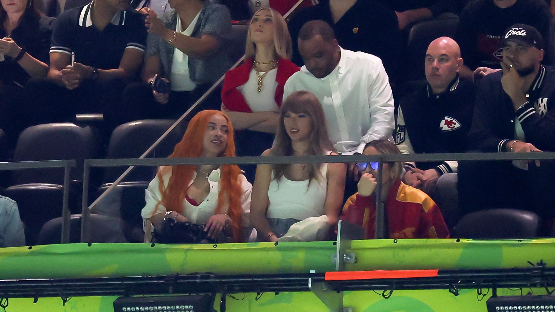 Taylor Swift's Super Bowl 2025 Glam Scores the Game's First Touchdown ...