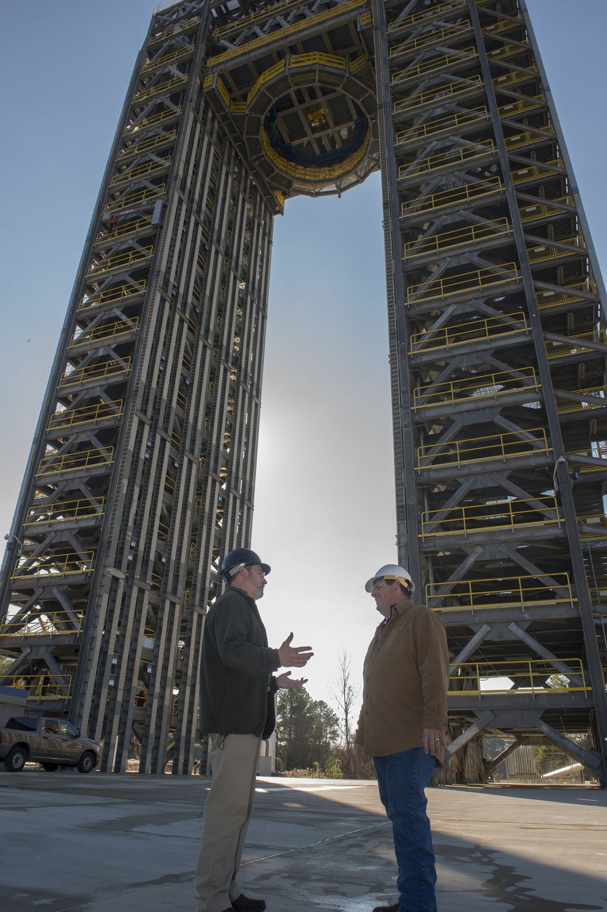 Video: Huge Rocket's Tank Test Stand Rises to the Sky | Space
