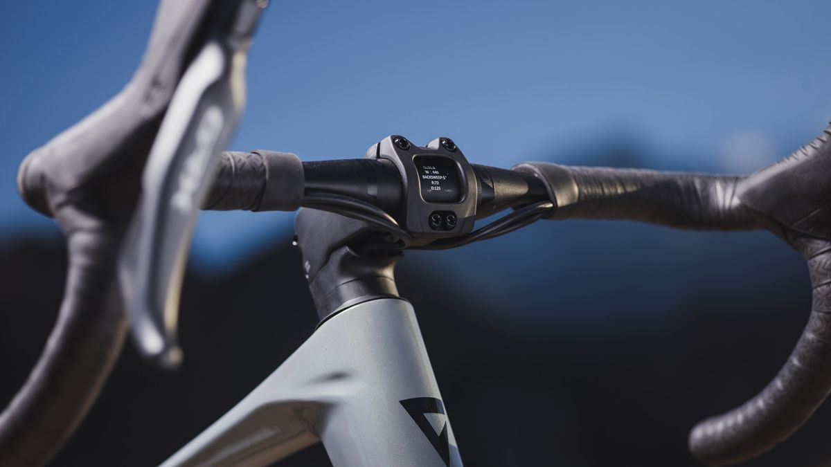Giant launches two new sleeker, faster Revolt gravel models | Cyclingnews