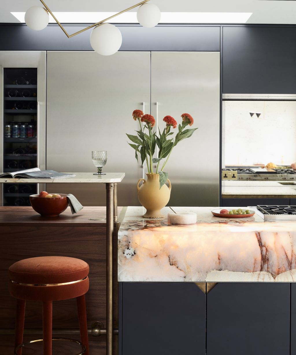 Glowing countertops: the feature that demands attention in the kitchen ...