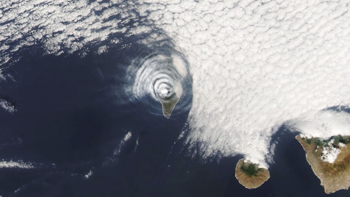 Striking bull's-eye-shaped clouds form above erupting La Palma volcano ...