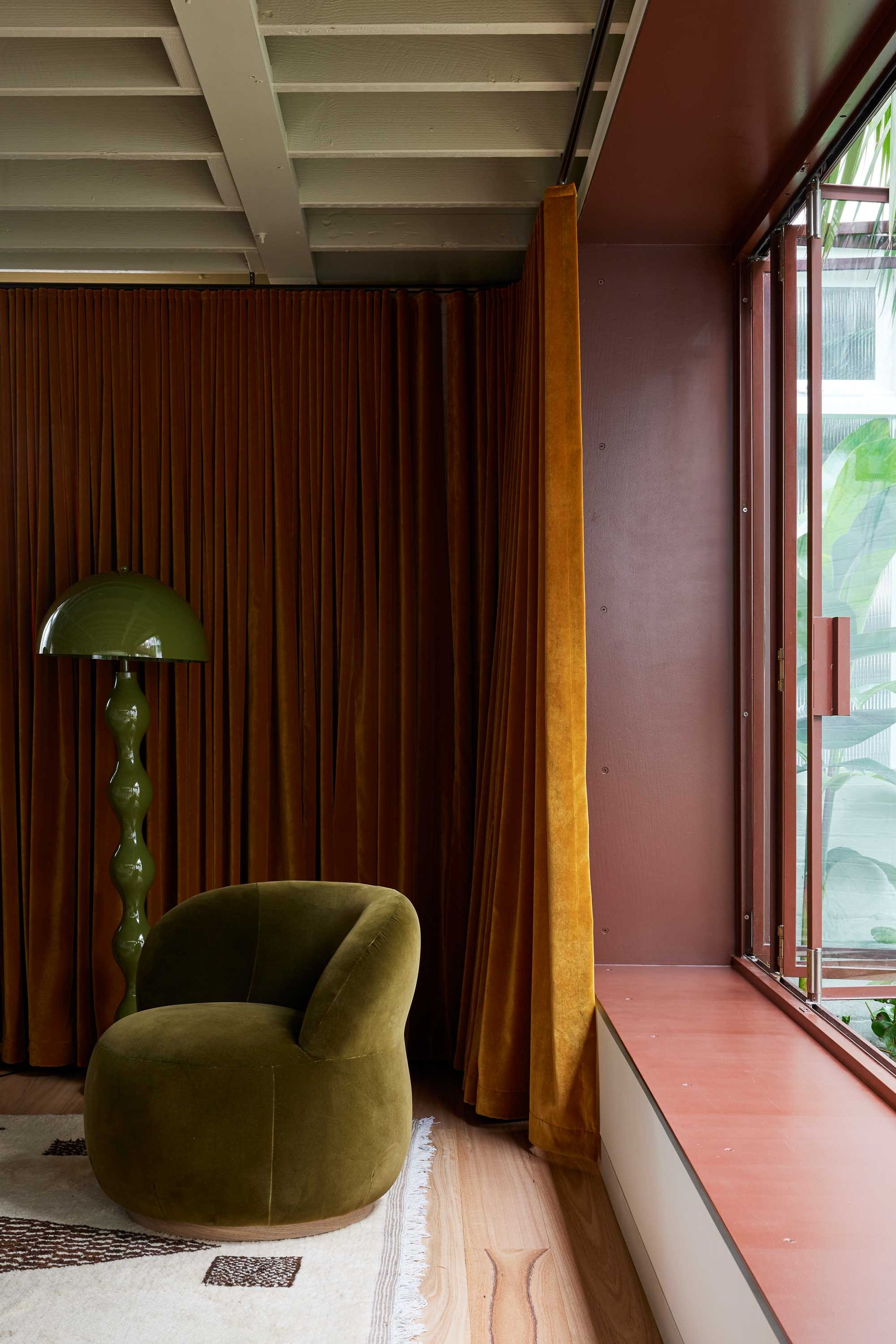 These rust living rooms have convinced me it's the color trend of 2023 ...