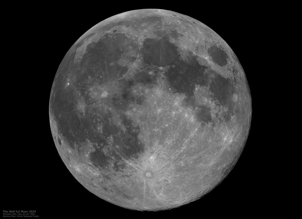 January's Full Wolf Moon looks stunning in 1st full moon photos of 2024 ...