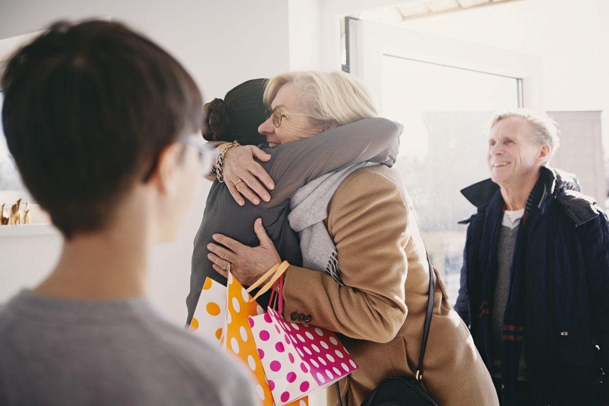 Can we hug now? When hugging will be allowed under UK lockdown rules ...