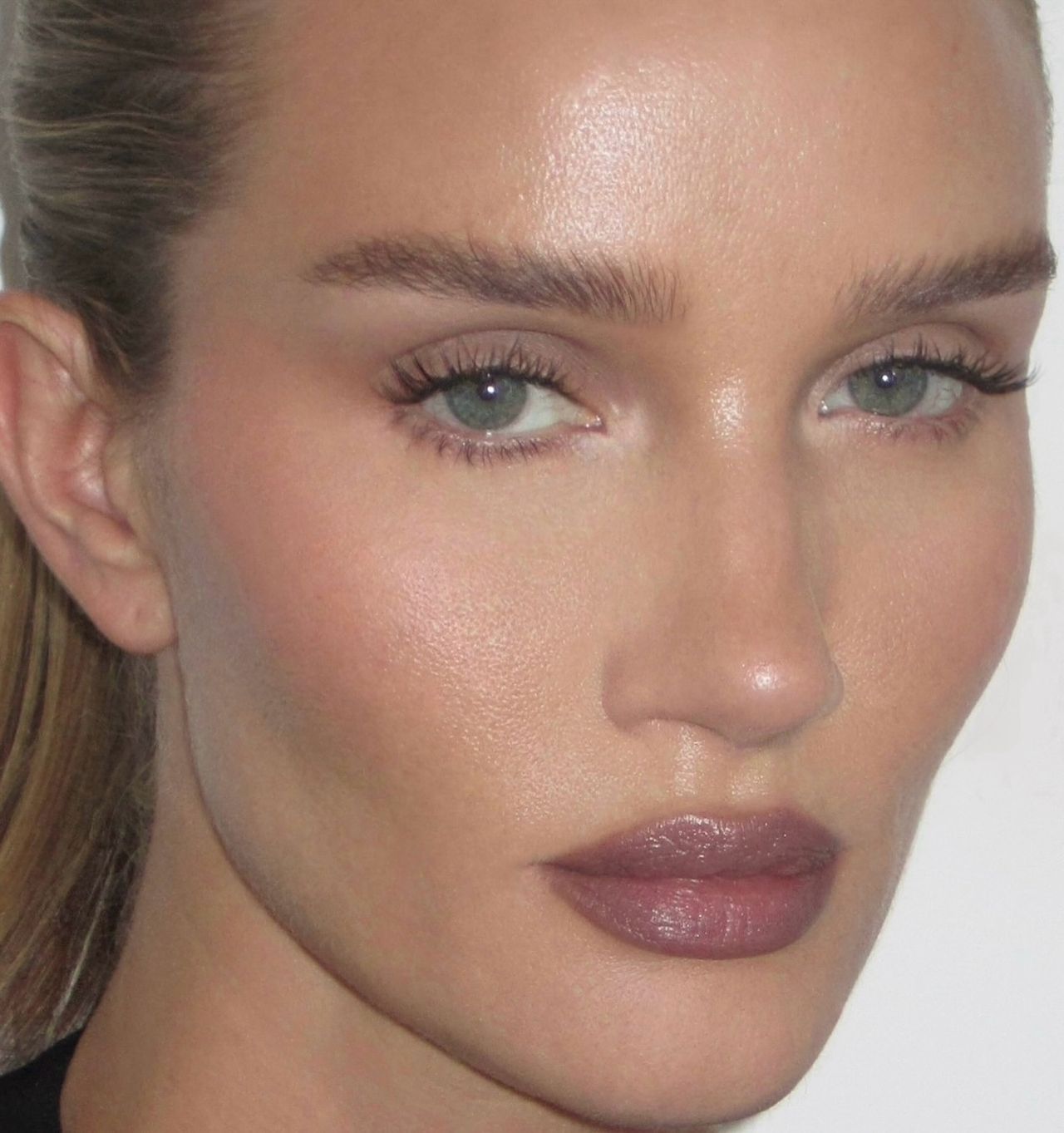 The Best Lipstick Colours For Blondes, According to a Celebrity MUA ...