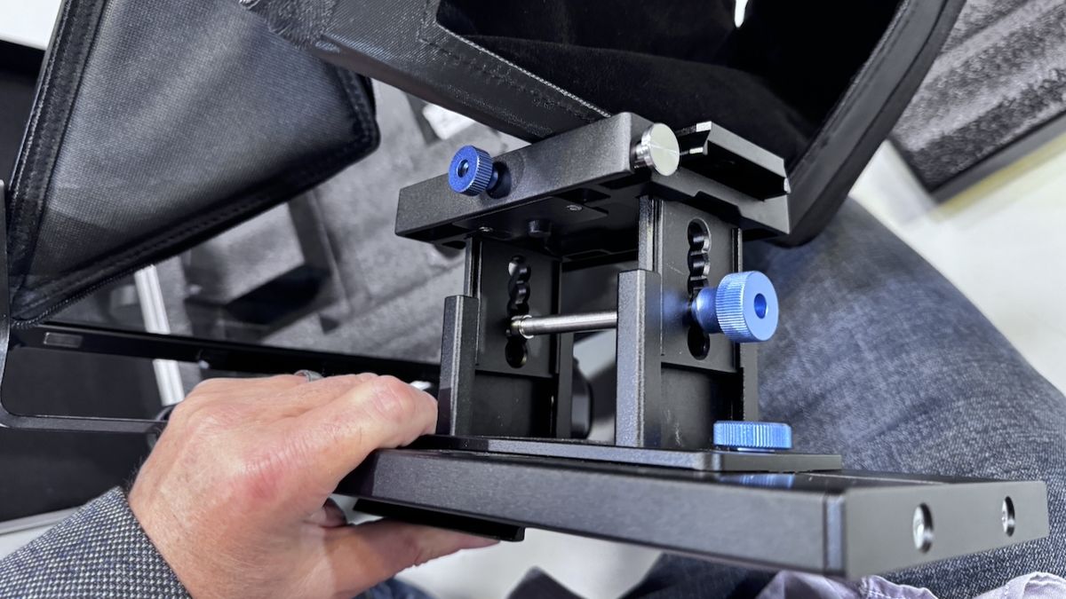 Neewer Teleprompter X14 III review | Digital Camera World