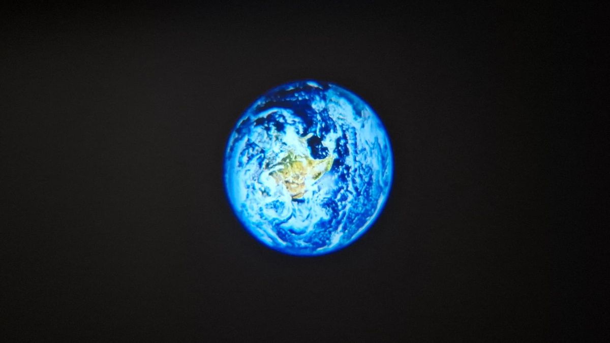 Discovery Space Projector review | Space
