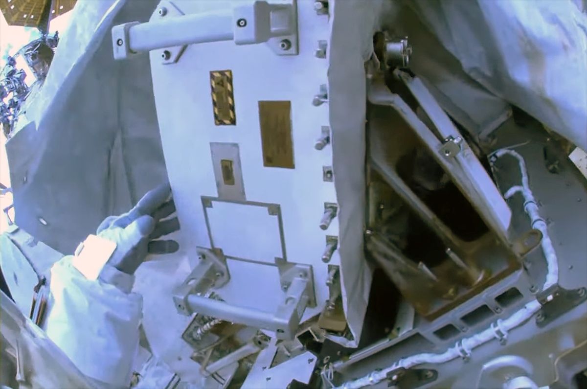 NASA astronauts complete 4th-ever all-female spacewalk outside space ...