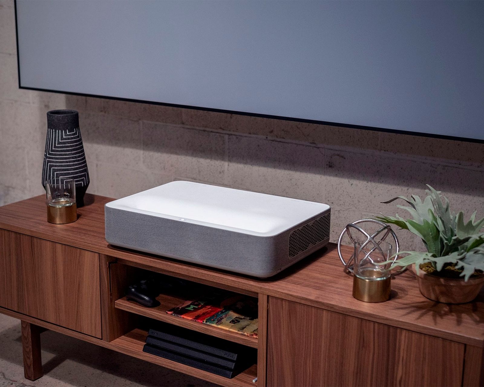 How far away should a projector be from the screen? | Livingetc