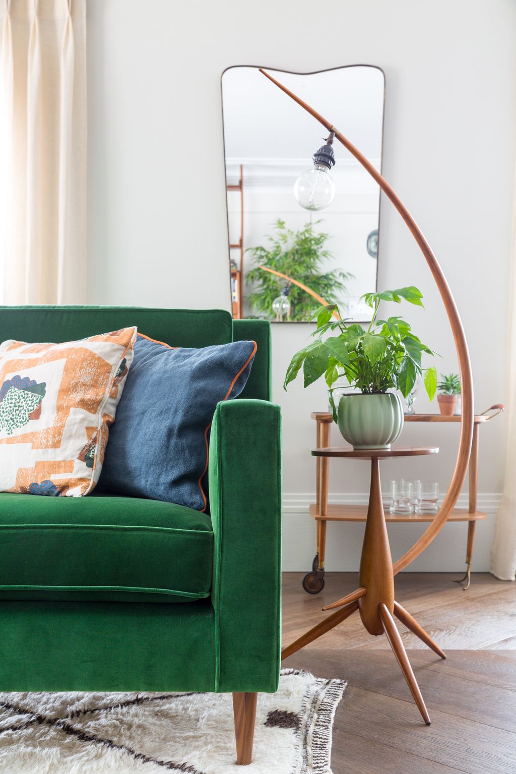 Green couch living room ideas: ways to complement gorgeous seating ...