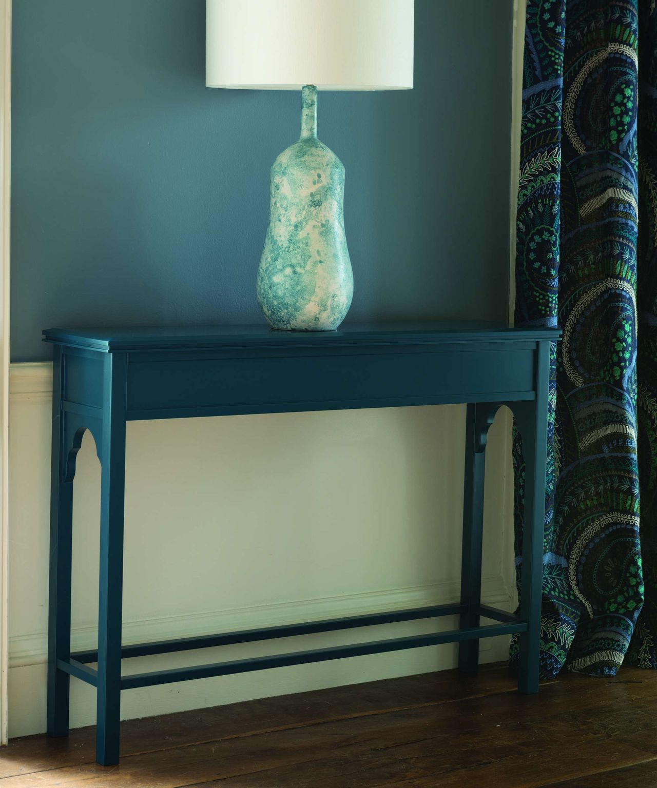 Colorful console table trend: introduce color in an entryway | Homes ...