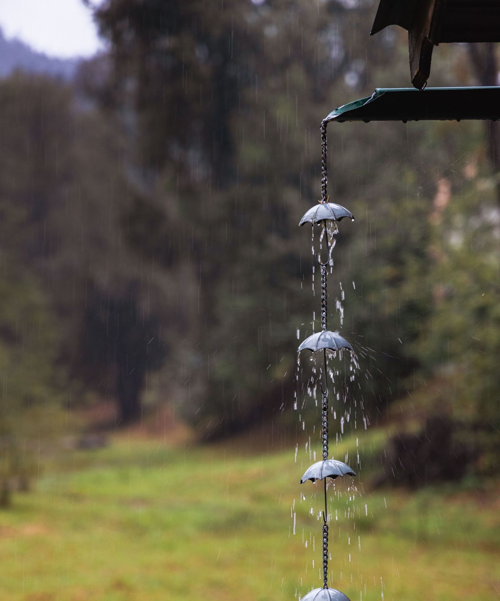 What is a rain chain and how does it work? An expert guide | Homes and ...