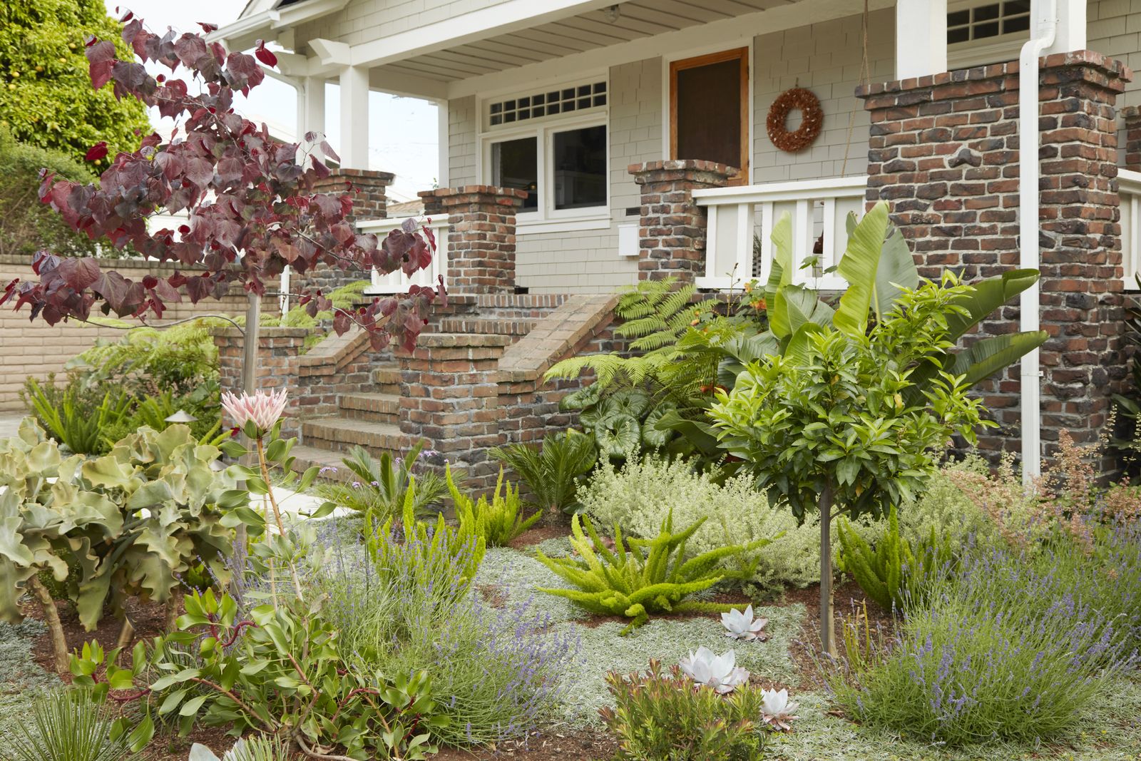 "Natural" Front Yards Are the Trend for Prettier Landscaping | Livingetc