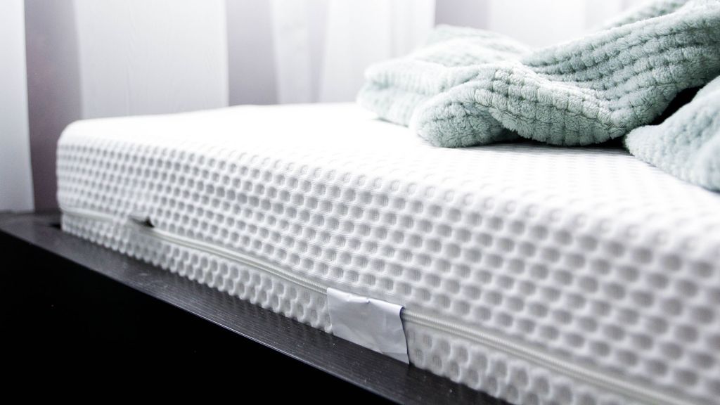How to know if your mattress has fiberglass inside — and if it's safe ...