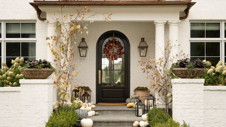 Should I leave my porch light on all night? | Homes and Gardens