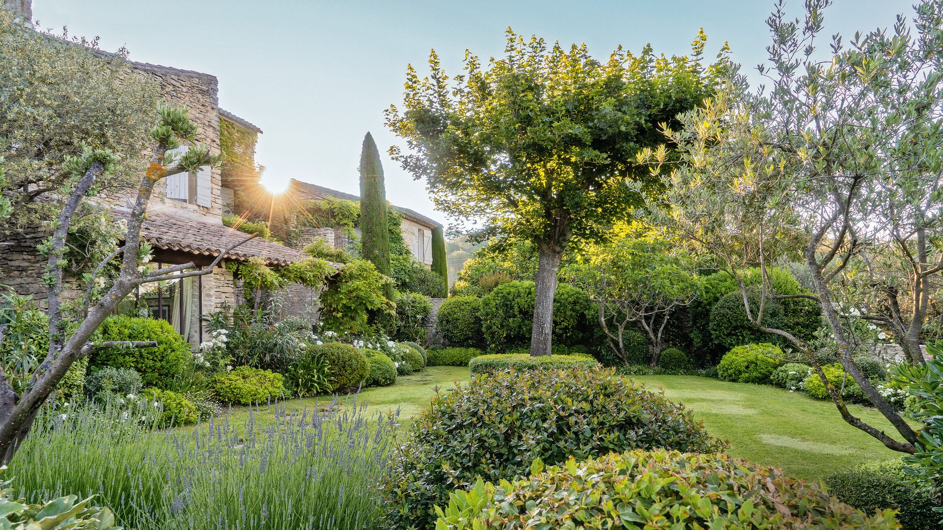 A blissful country retreat combines inherent charm and exquisite ...