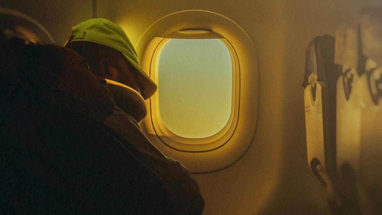 How to sleep on a plane: 5 things I use to sleep well during a flight ...