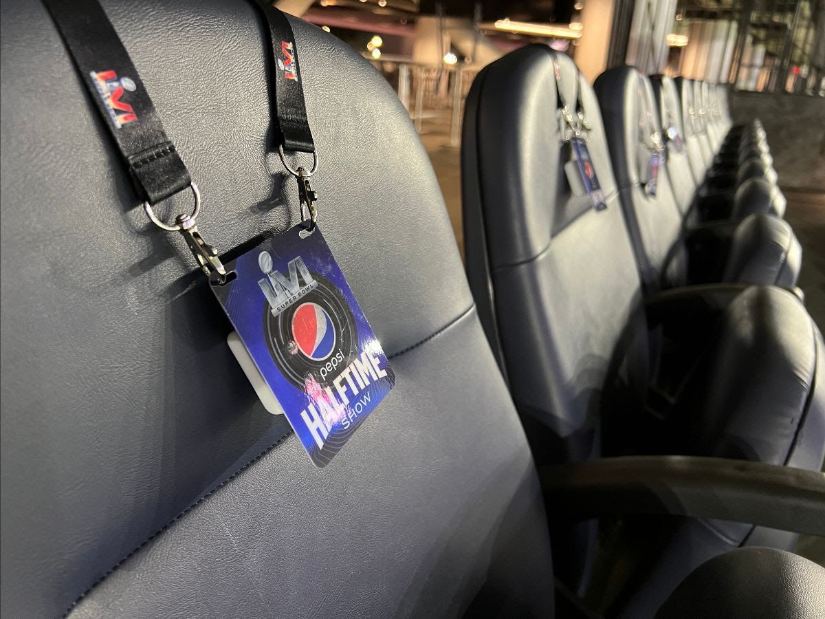 PixMob Wireless Lighting Scores Big with Immersive Experience at Super ...