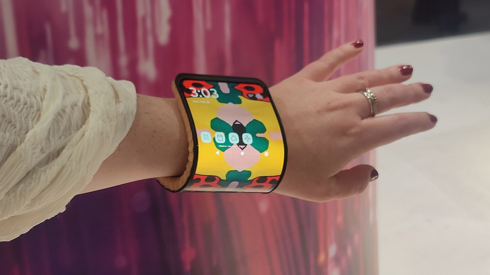 Motorola’s bendable concept phone is the biggest, silliest smartwatch I ...