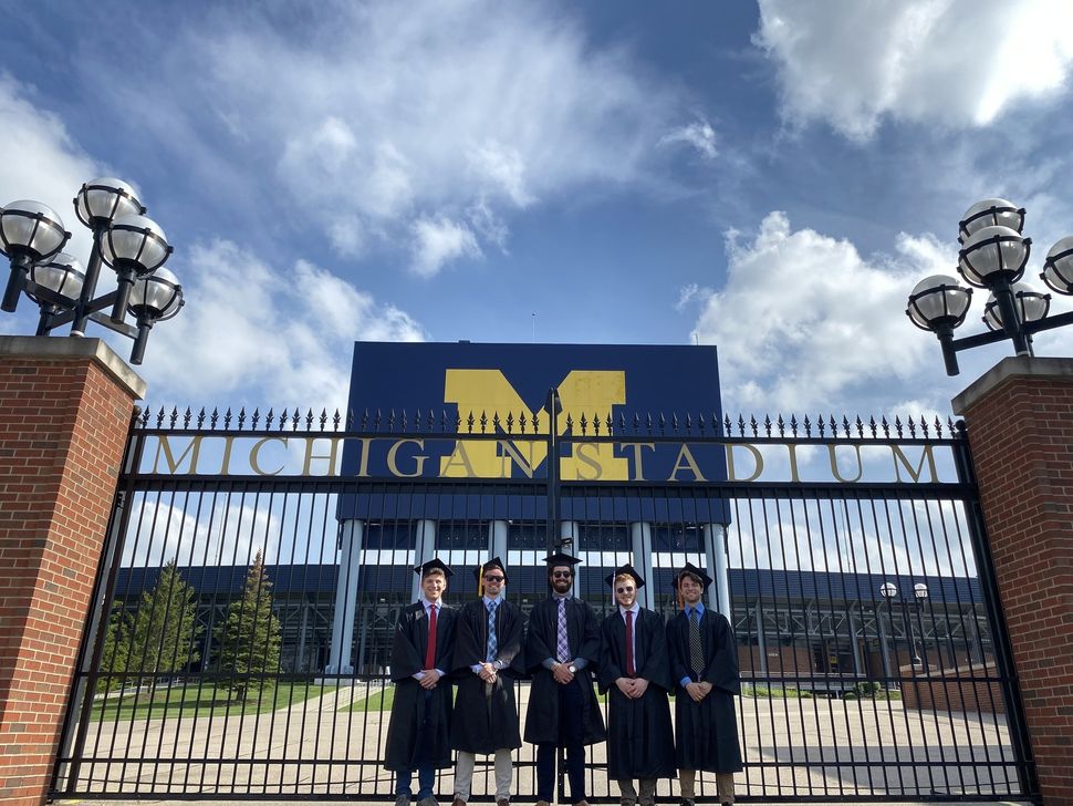 How to take professional-looking photos of your grad without a ...