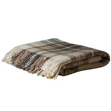 6 Ways Designers are Styling Cozy Sofas for Fall | Livingetc