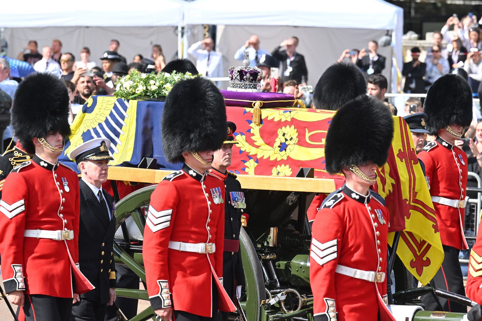 Queen's children lead procession as coffin travels to Lie-in-State ...