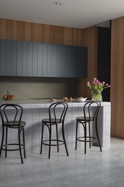 5 ways interior designers use "curved" tiles to design clever spaces ...