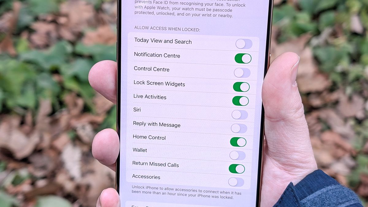 I just tried Samsung Galaxy S25 Now Bar vs. iPhone 16 Pro Dynamic ...