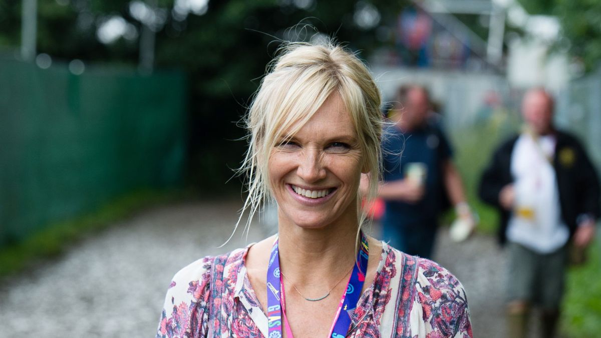 Jo Whiley's bright yellow dress is the ultimate Glastonbury look that ...