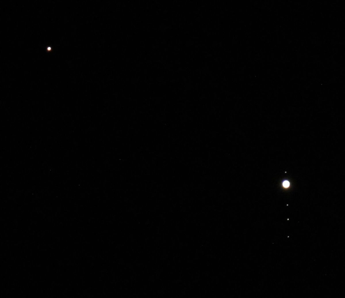 Mars and Jupiter: Photographer Spies a Gas Giant with the 'Angry Red ...