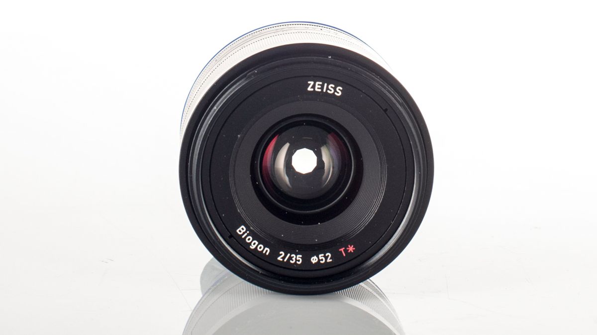 Zeiss Loxia 35mm F2 review: a classic street photography lens for Sony ...