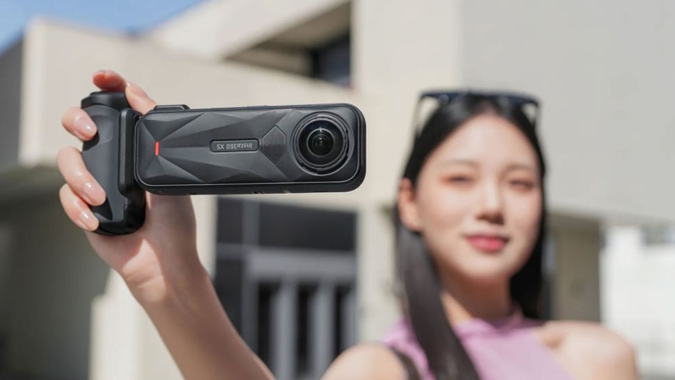 This Insta360 grip makes your 360 camera feel like a point-and-shoot ...