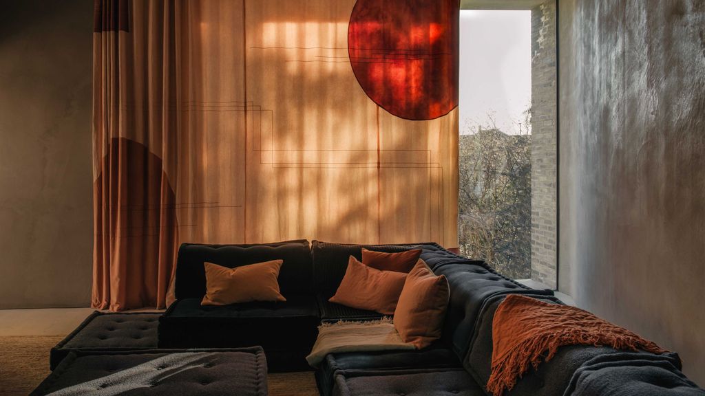 How to Layer Fabrics to Make Your Living Room Cozier | Livingetc