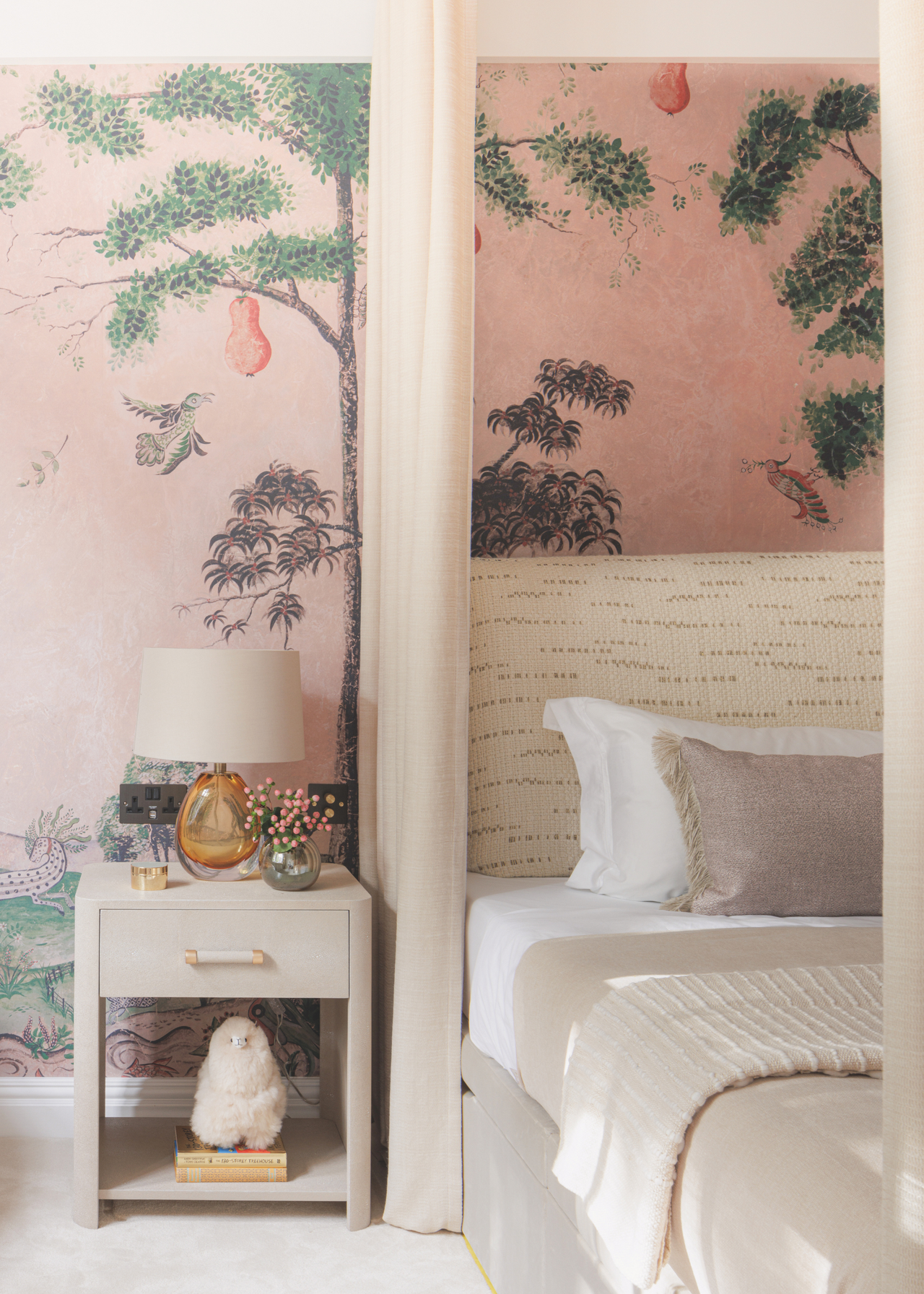 This London Flat Uses "Every Possible Shade of White" | Livingetc