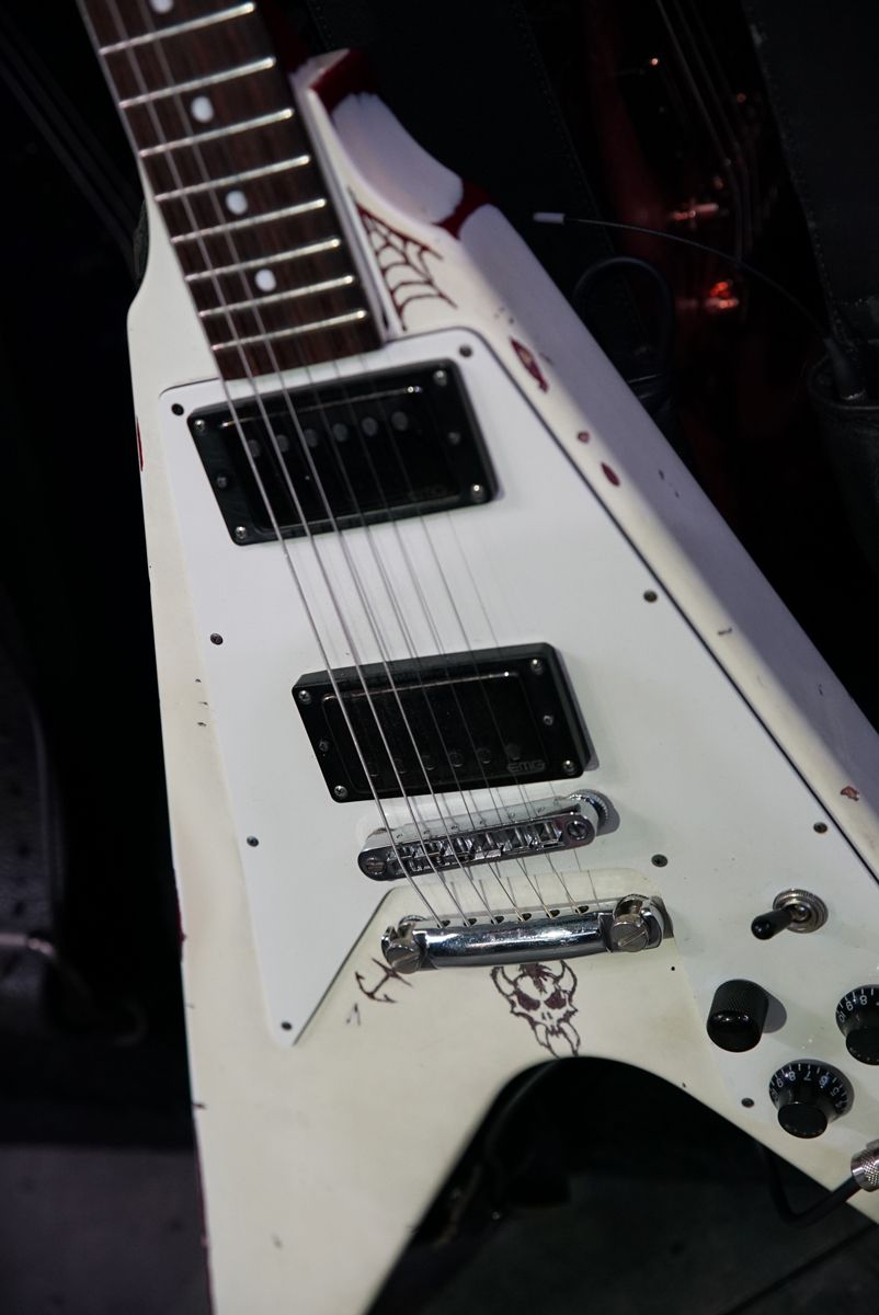 James Hetfield guitar tech Chad Zaemisch shows you his 72 Seasons live ...