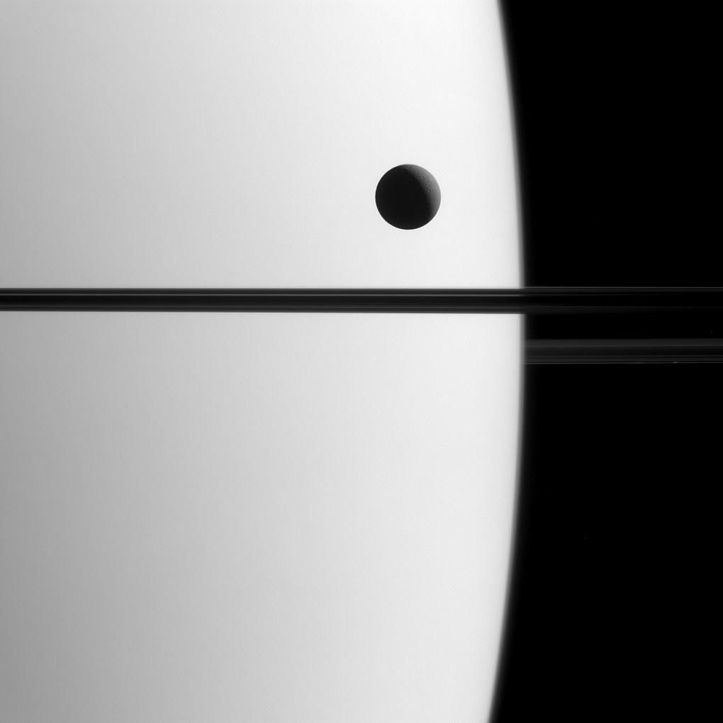 Saturn Moon Crosses Gas Giant's Face in Jaw-Dropping New Photo | Space