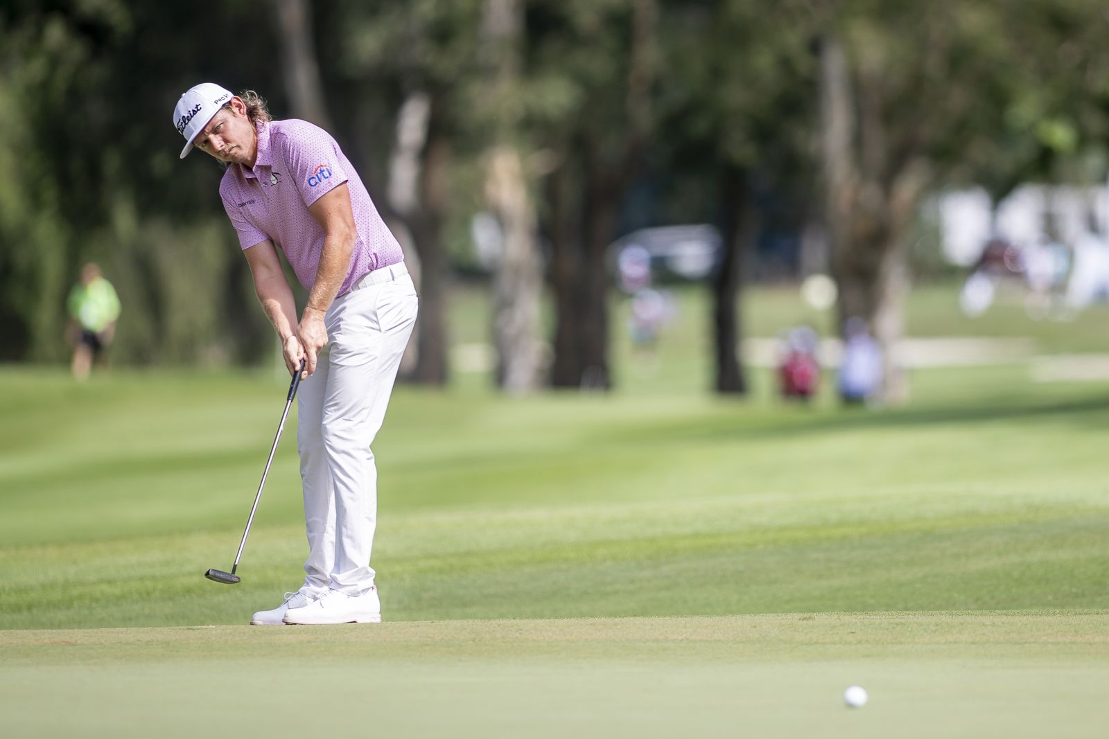 Why Do Some Golfers Putt Without A Glove? | Golf Monthly