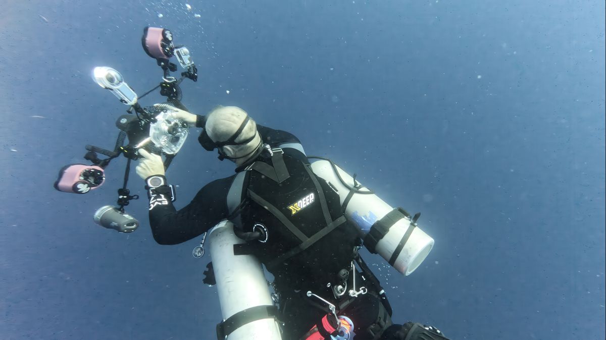 Photographer Steven Haining breaks world record for the deepest underwater photo shoot | Digital ...