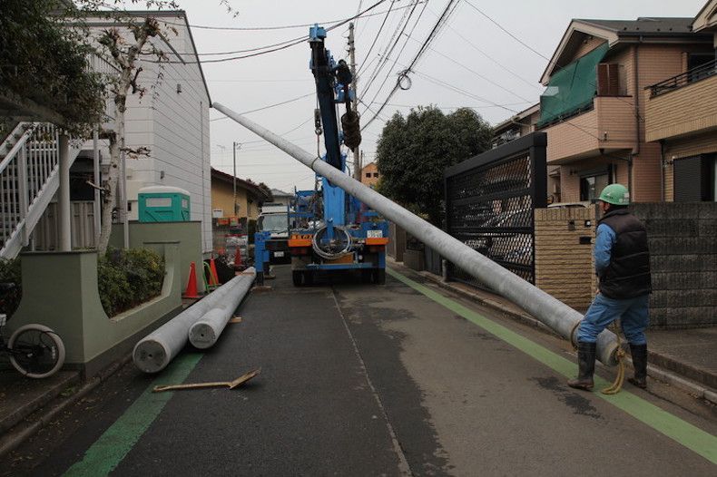 82-year-old builds pylon in his front garden to improve his sound ...