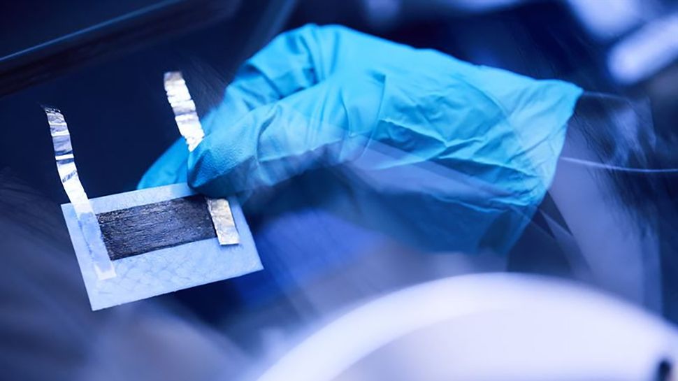 'A mobile phone as thin as a credit card': How massless batteries ...