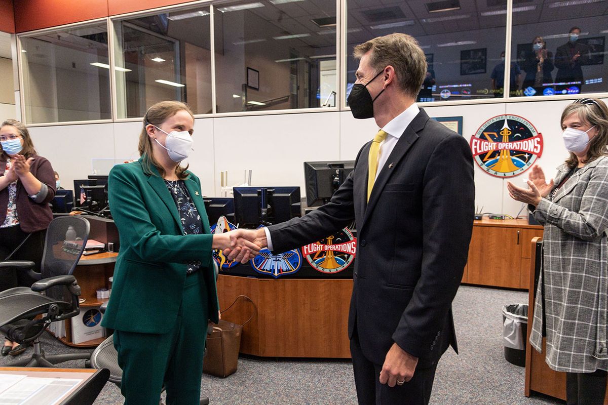 Mosaic Flight: NASA's 100th flight director leads Mission Control | Space