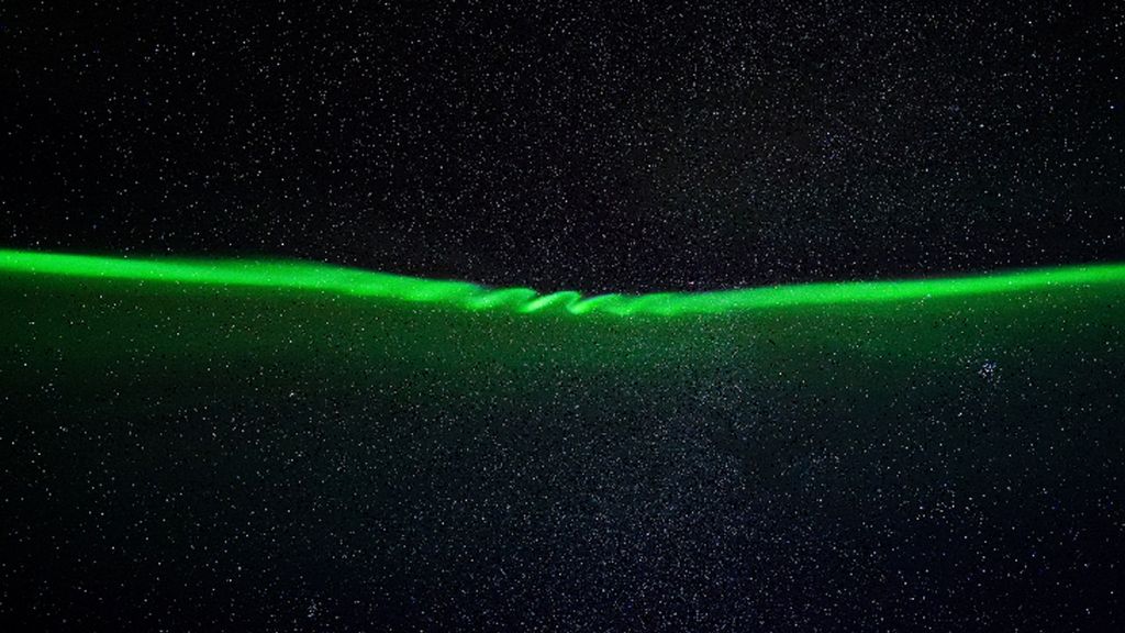 Photographer snaps extremely rare 'aurora curls' after magnetic wave ...