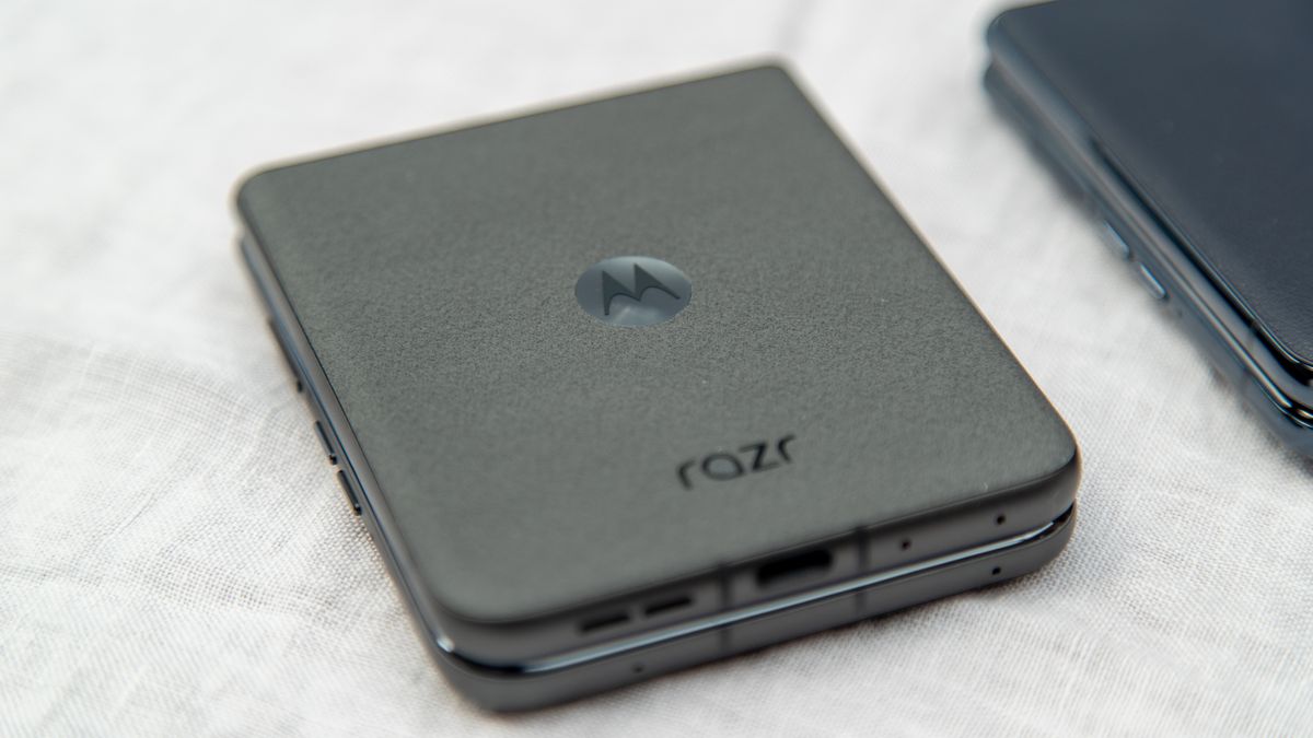 Motorola Razr Plus 2024 hands-on: So much room for activities | Android ...