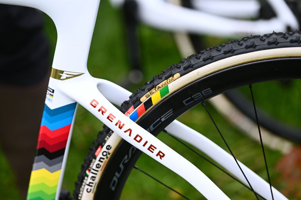 Tom Pidcock makes 'too many mistakes' as he shows off rainbow jersey ...