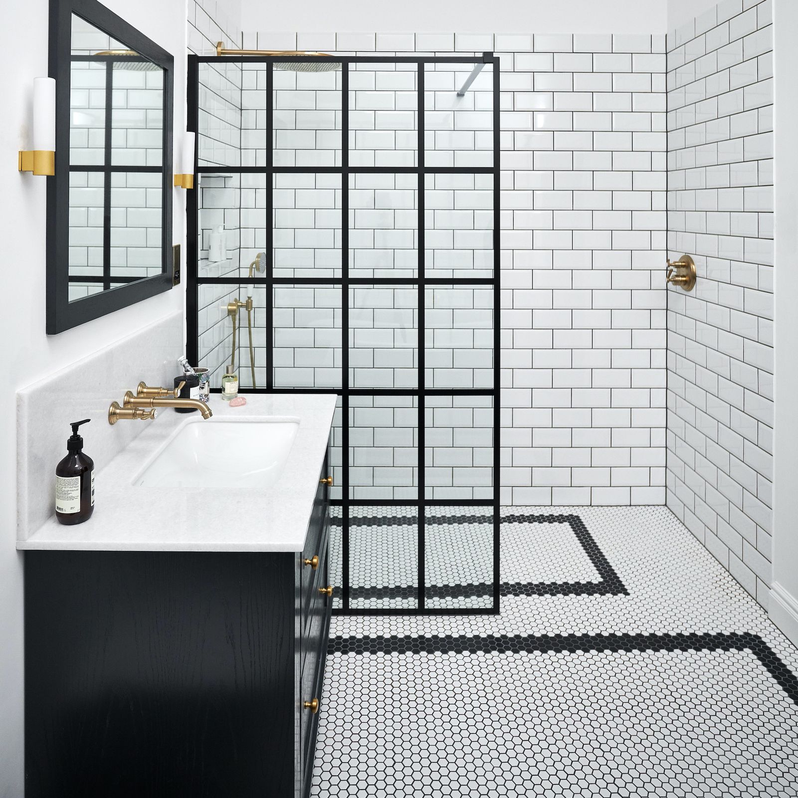 7 best colours to paint a windowless bathroom | Ideal Home