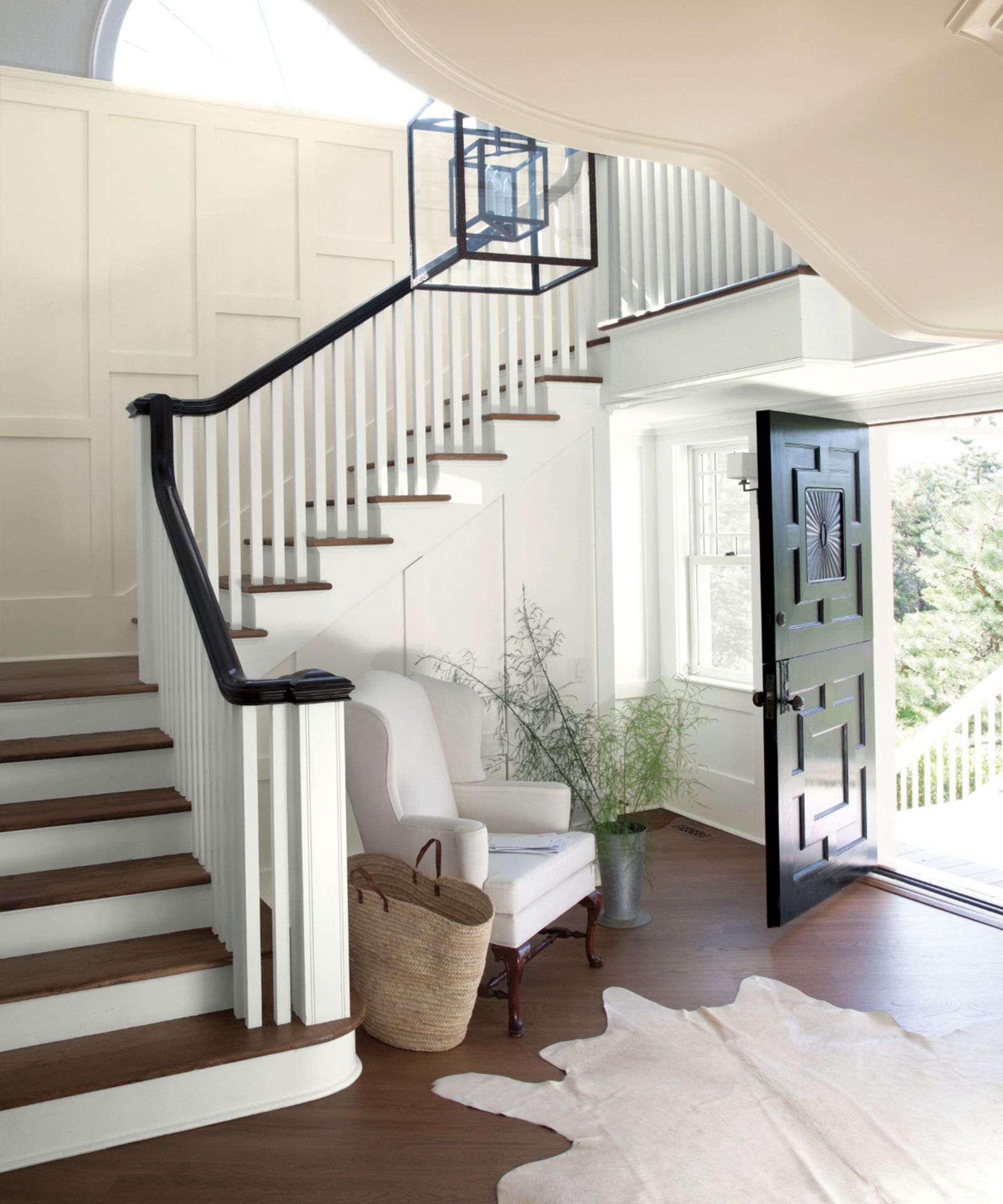 White hallway ideas: 10 ways with white in an entrance hall | Homes and ...