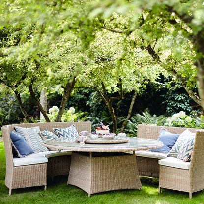 15 garden table ideas – stylish seating for your outside space | Ideal Home