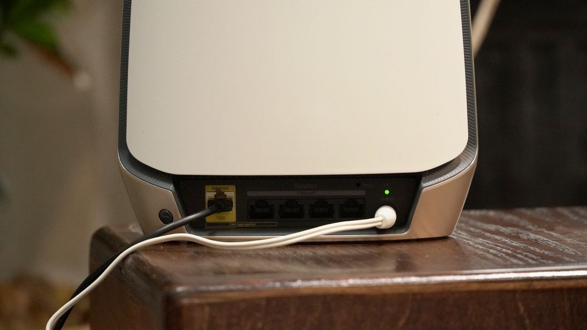Netgear Orbi RBR860S router review: A bizarre balance of feature ...