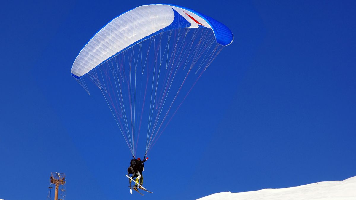 What is paraskiing? Take to the skies with skis | Advnture